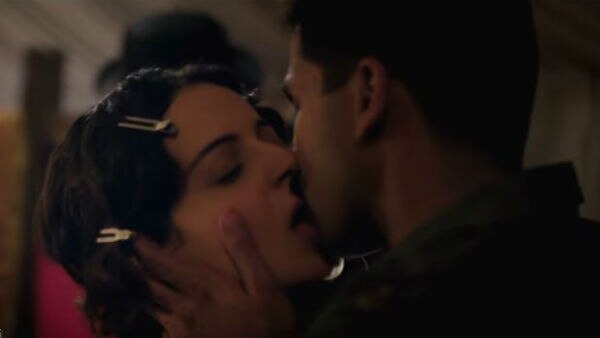 In Pics 10 Bold And Steamy Scenes From Kangana Shahid S Romantic Song